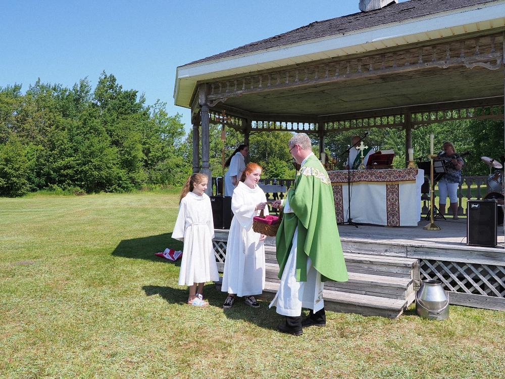 Fr. Andrew MacDonald, Altar Servers Macey and Jordyn Dunbar. | Diocese ...